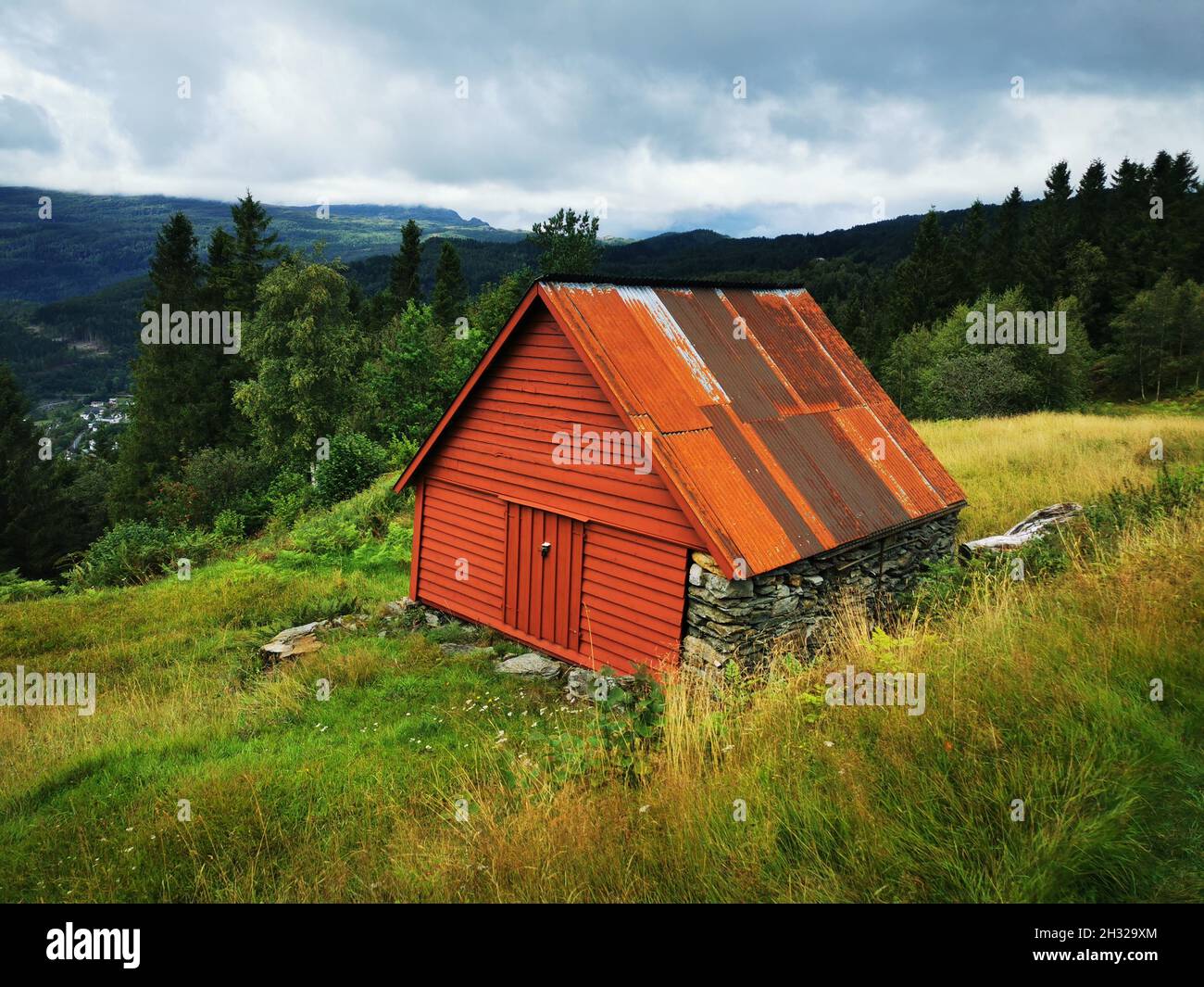 Red barn on the aasen in Samnanger which is a popular hiking trail ...