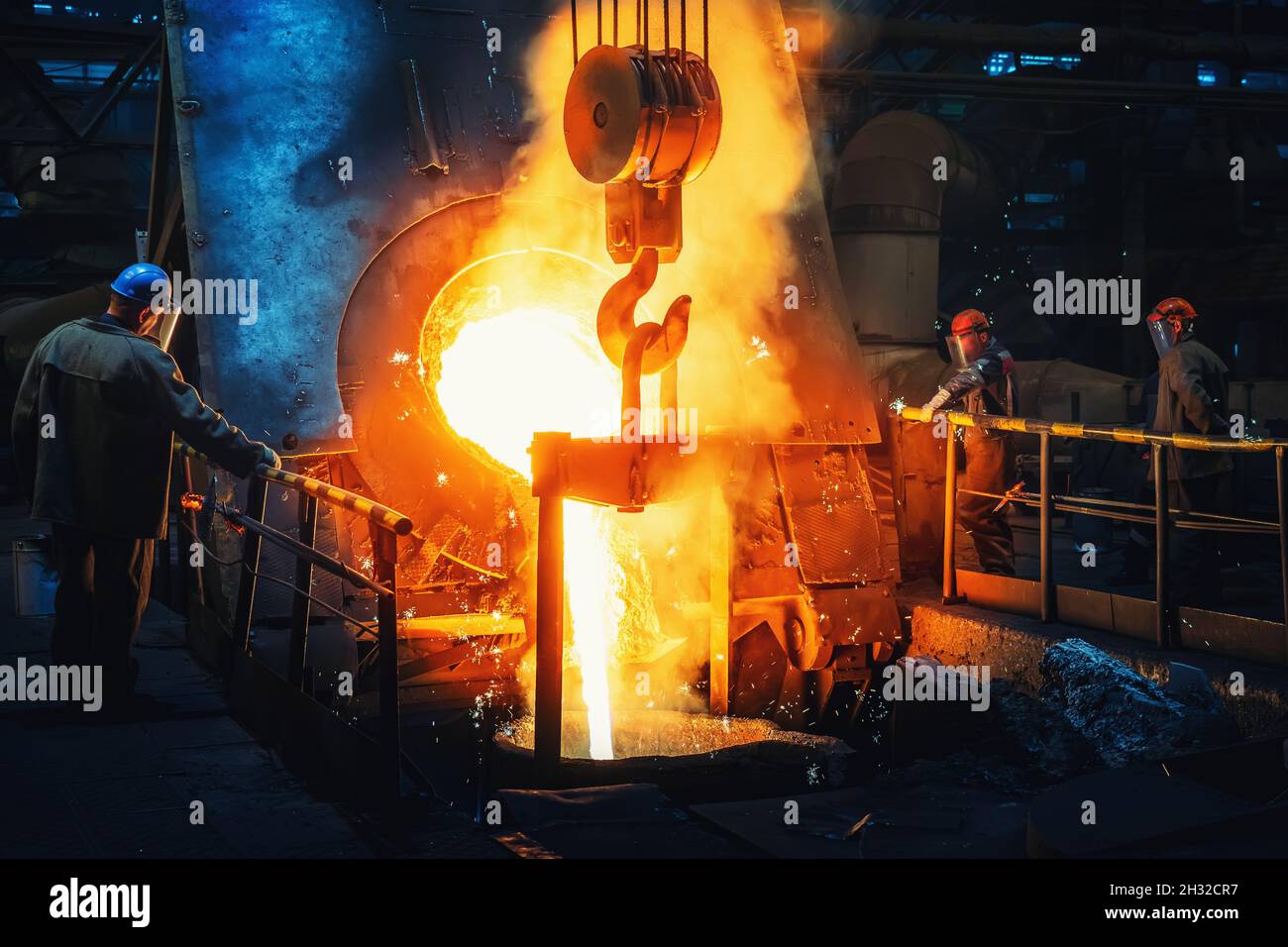 Pouring molten metal equipment hi-res stock photography and images - Alamy