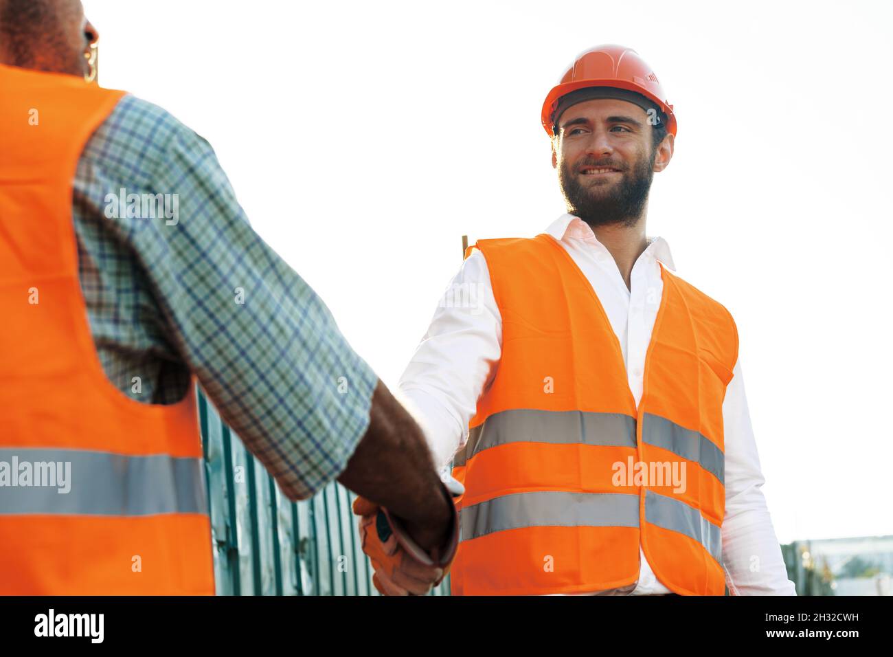 Builders hands shaking hi-res stock photography and images - Alamy