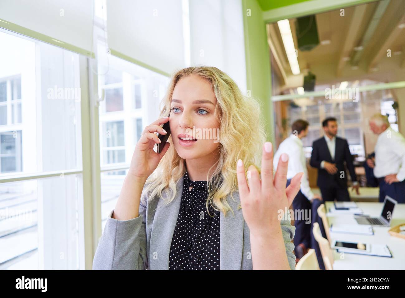 Business woman phone call hi-res stock photography and images - Alamy