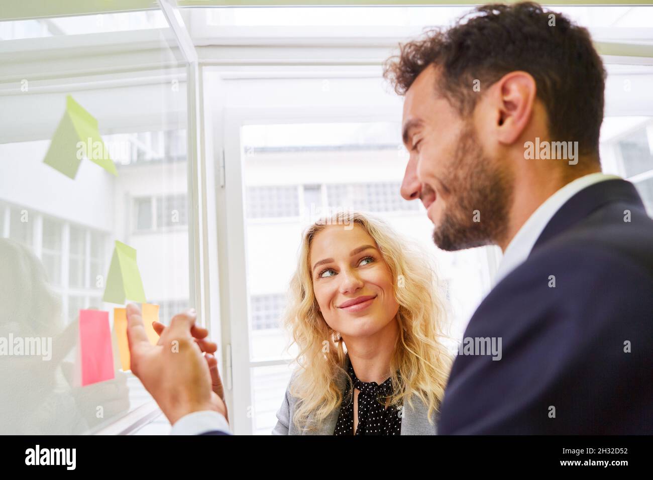 Sticky notes business people hi-res stock photography and images - Alamy