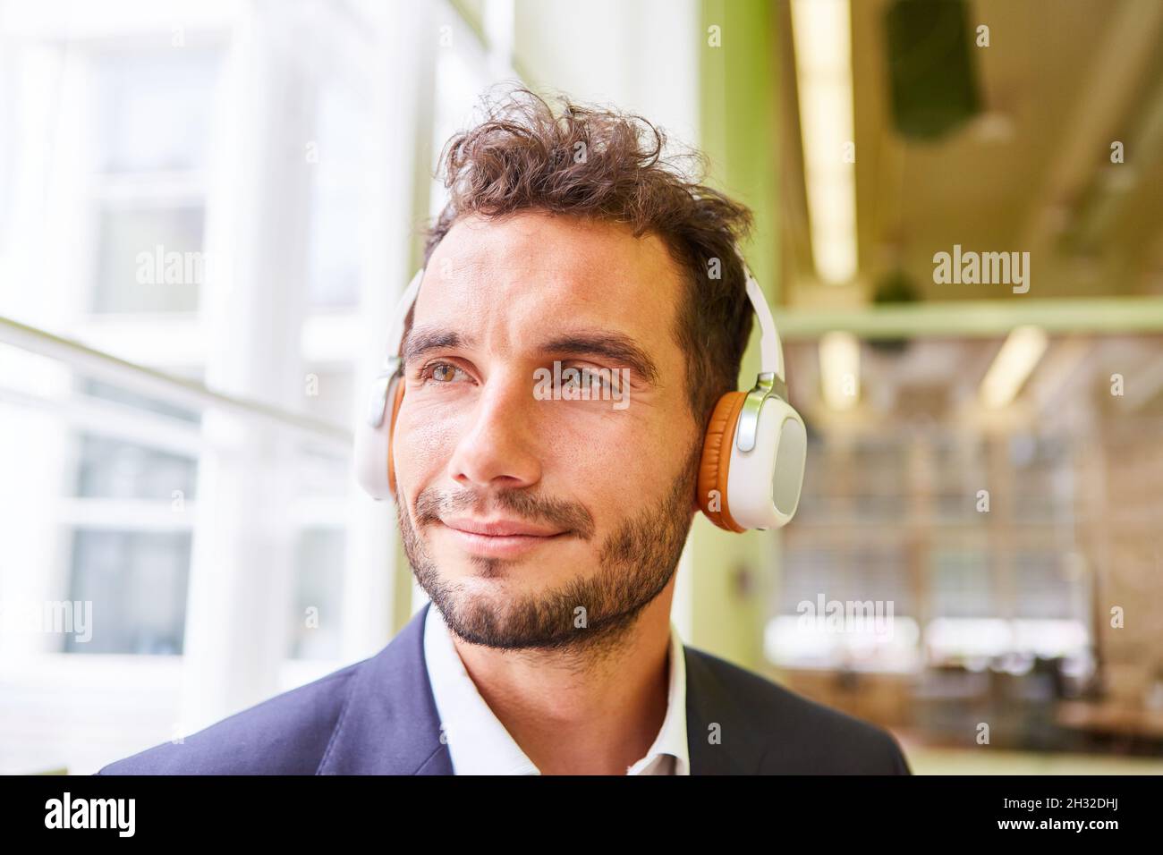 Man headphones learning hi-res stock photography and images - Alamy