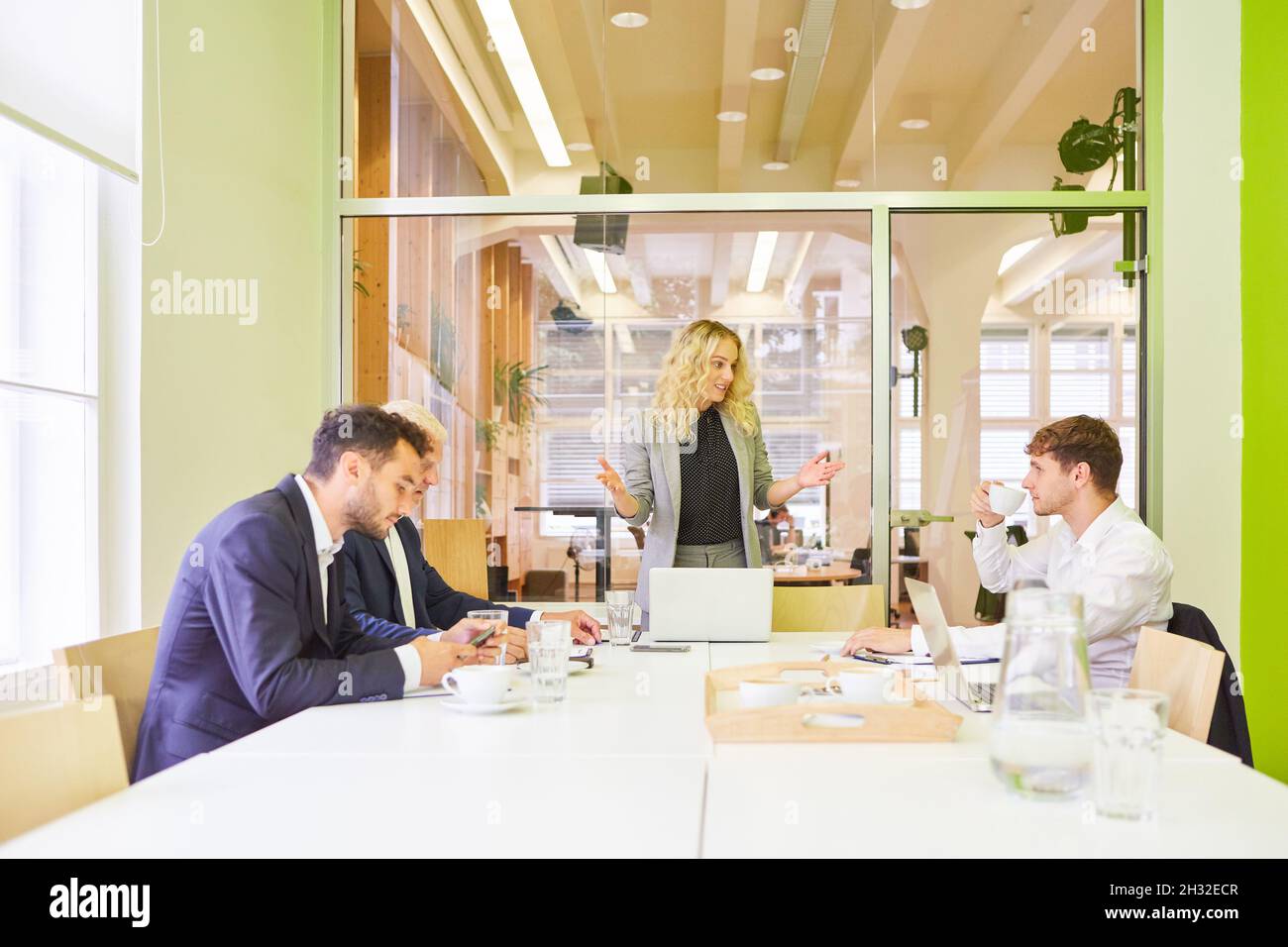 Cooperation discussion hi-res stock photography and images - Alamy