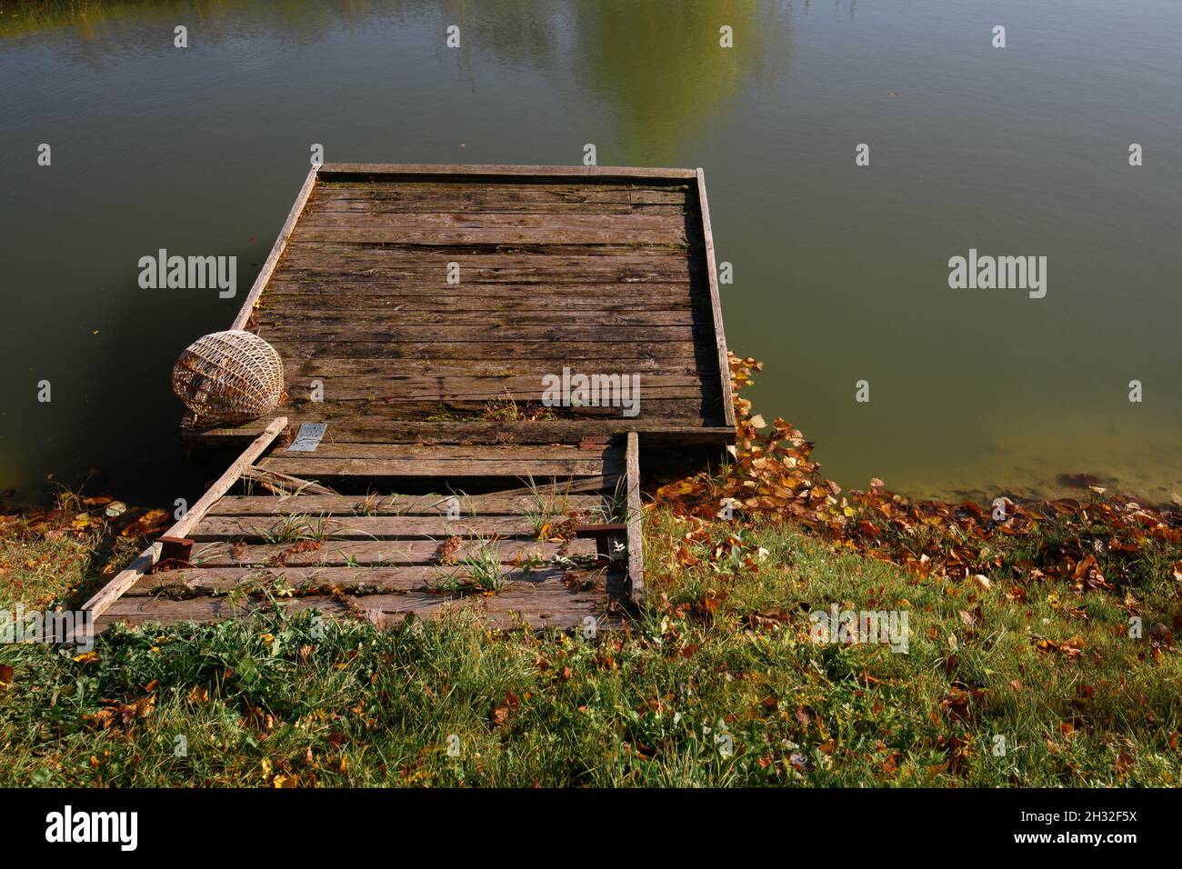 Rotten pontoon hi-res stock photography and images - Alamy