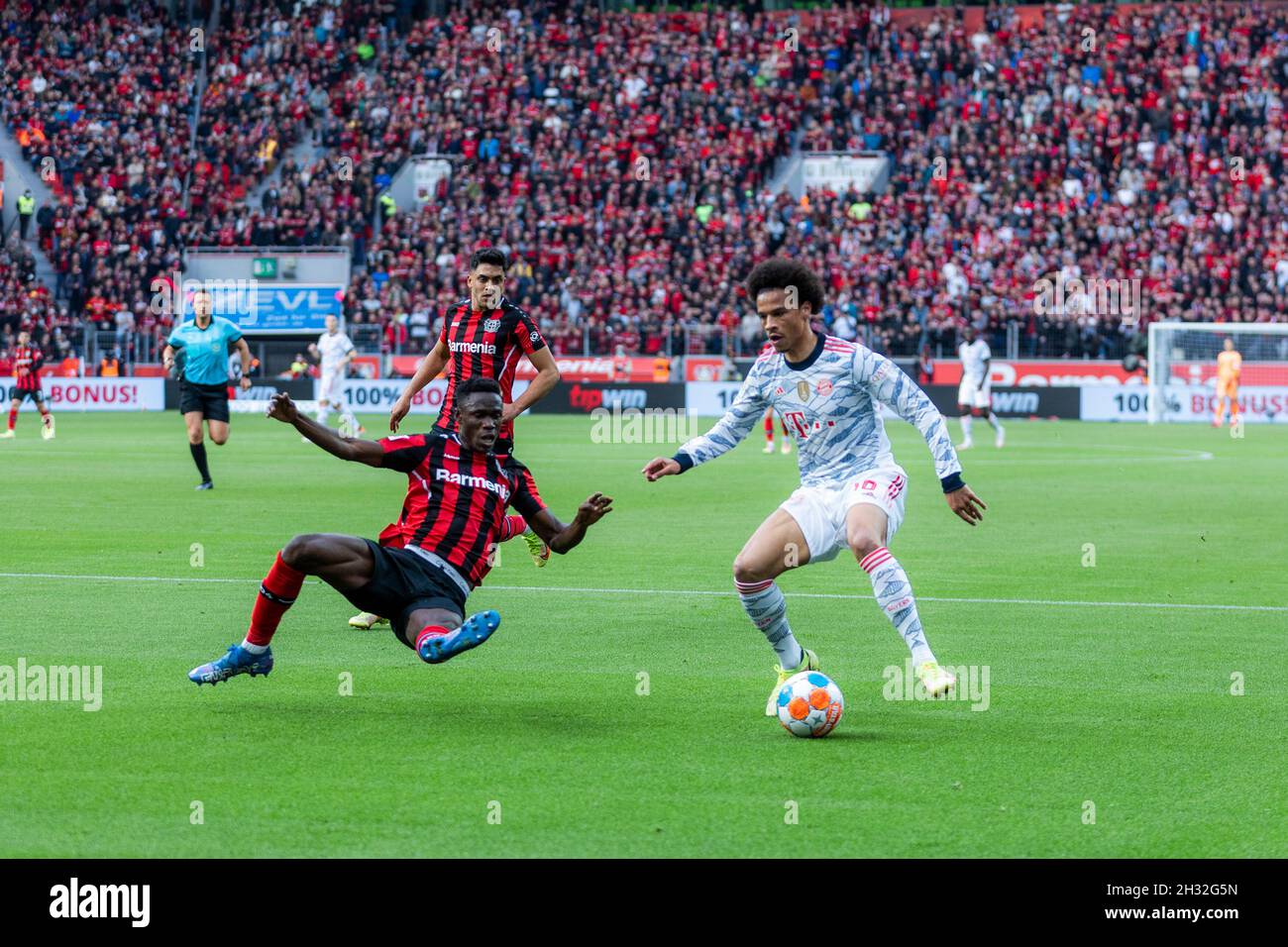 Leverkusen, Bayarena, 17.10.21: Leroy Sane (München) am Ball im Spiel ...