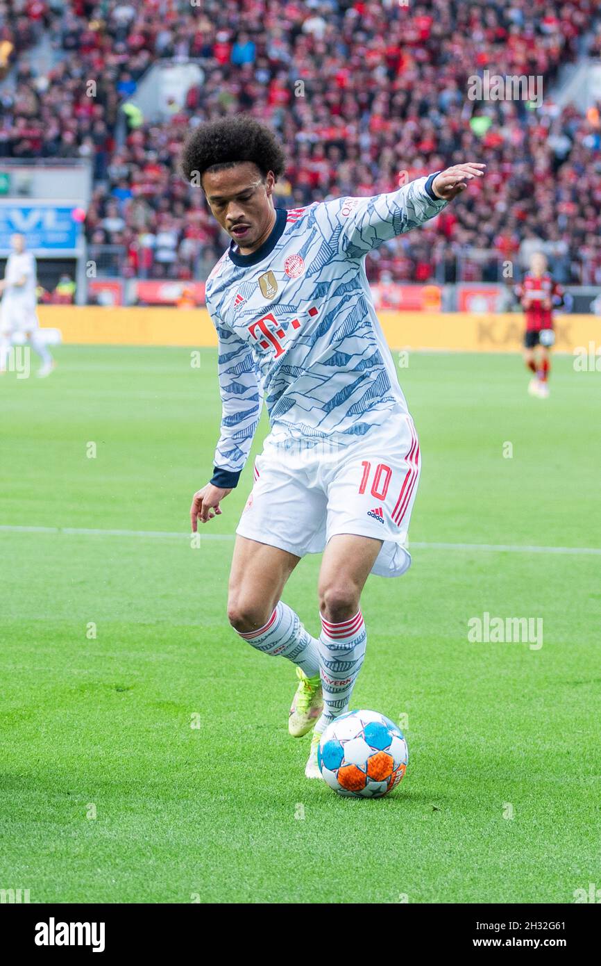 Leverkusen, Bayarena, 17.10.21: Leroy Sane (München) am Ball im Spiel ...