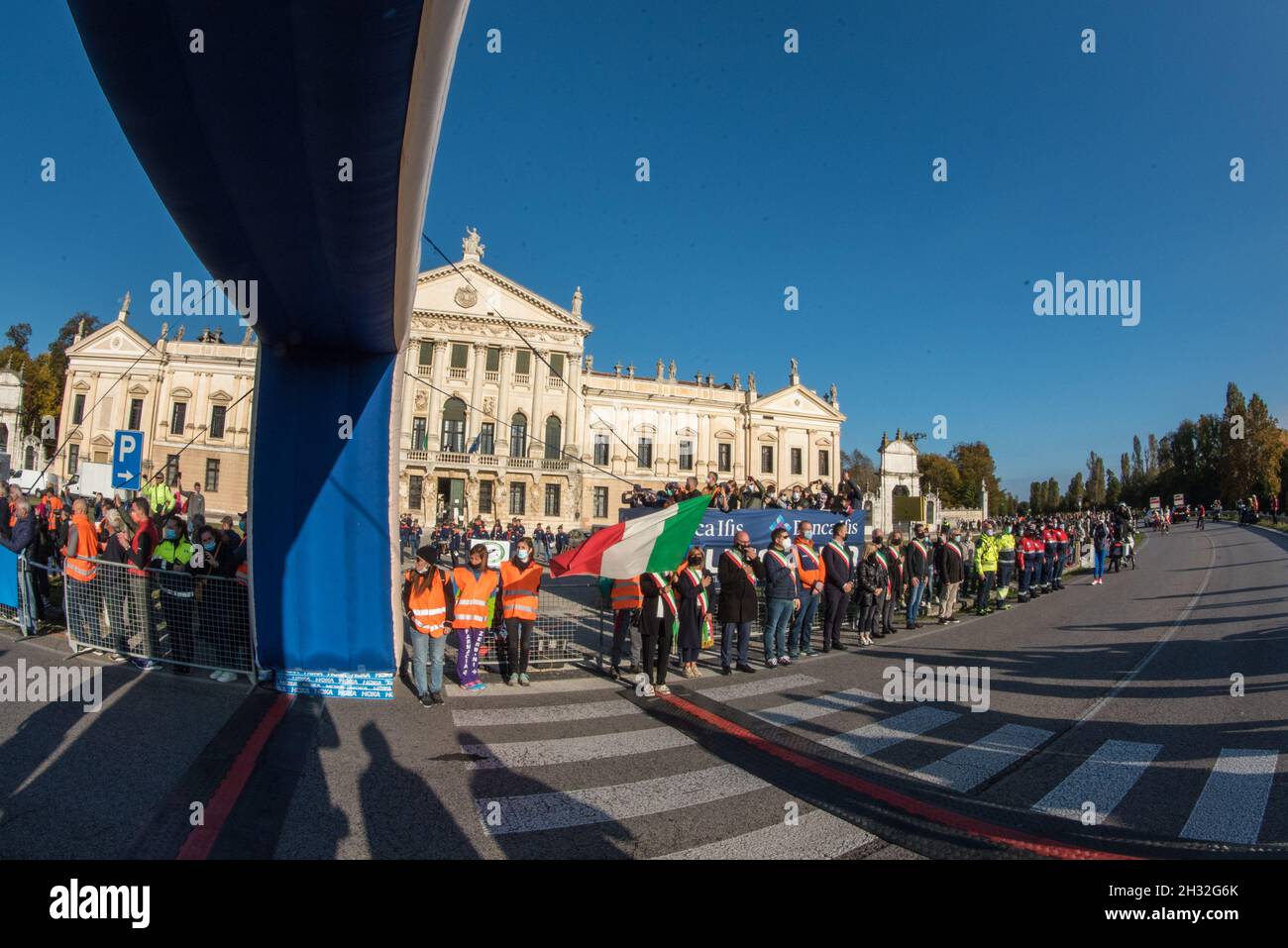 Venice, Venice, Italy, October 24, 2021, starting line of the marathon ...