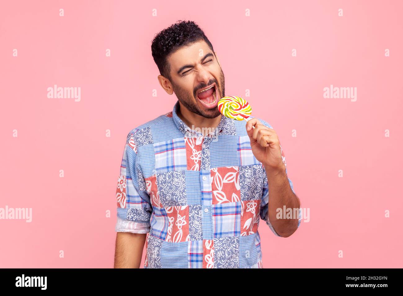 Indian man eating ice cream hi-res stock photography and images - Alamy