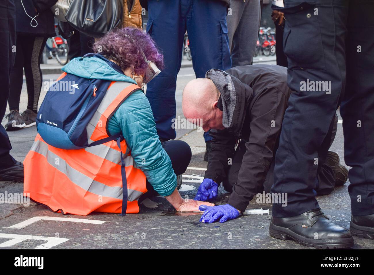 Metropolitan police officers close hi-res stock photography and images ...