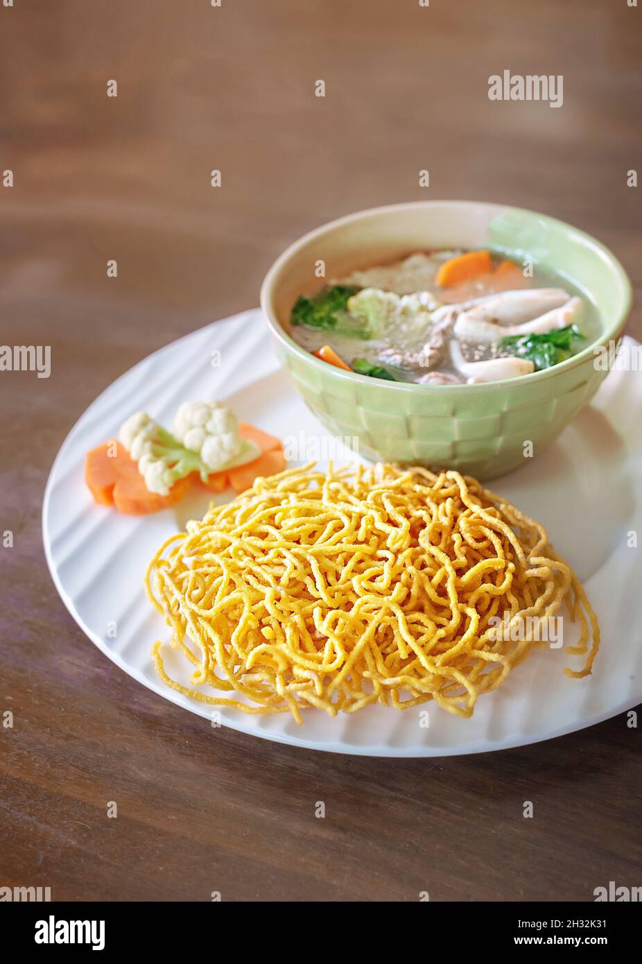 crispy yellow noodle with creamy gravy sauce Stock Photo - Alamy