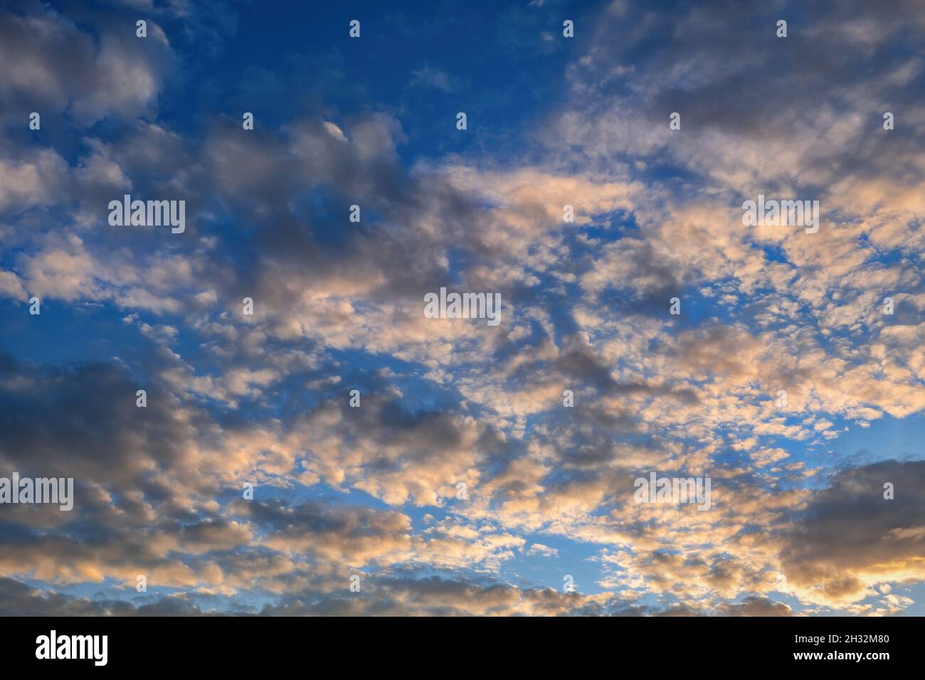 Cloud covered background hi-res stock photography and images - Alamy