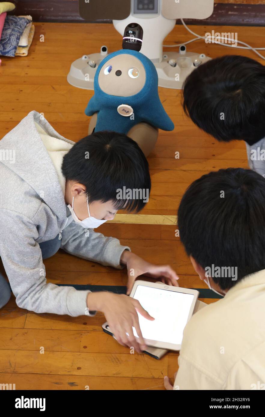 Yokohama, Japan. 25th Oct, 2021. Sixth grader pupils of Honmoku-minami ...