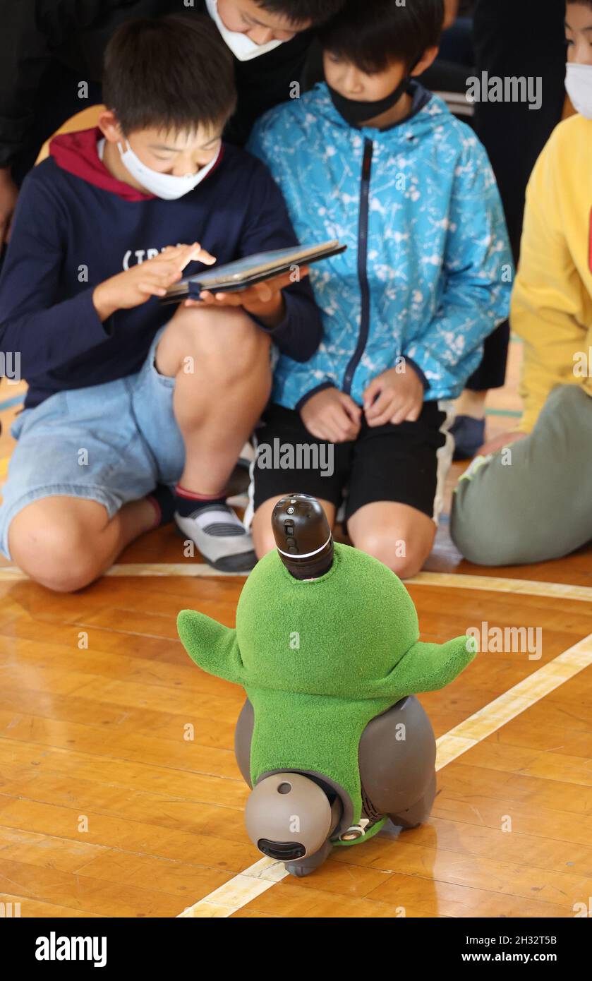 Yokohama, Japan. 25th Oct, 2021. Sixth grader pupils of Honmoku-minami ...