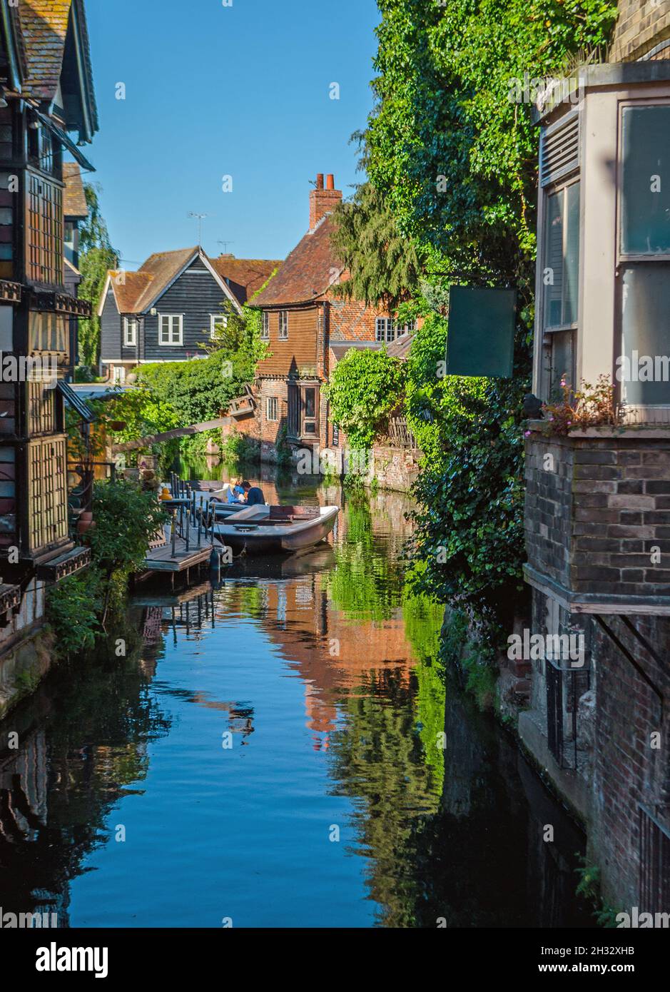 Iconic Canterbury canal scene with boats for punting and tudor ...