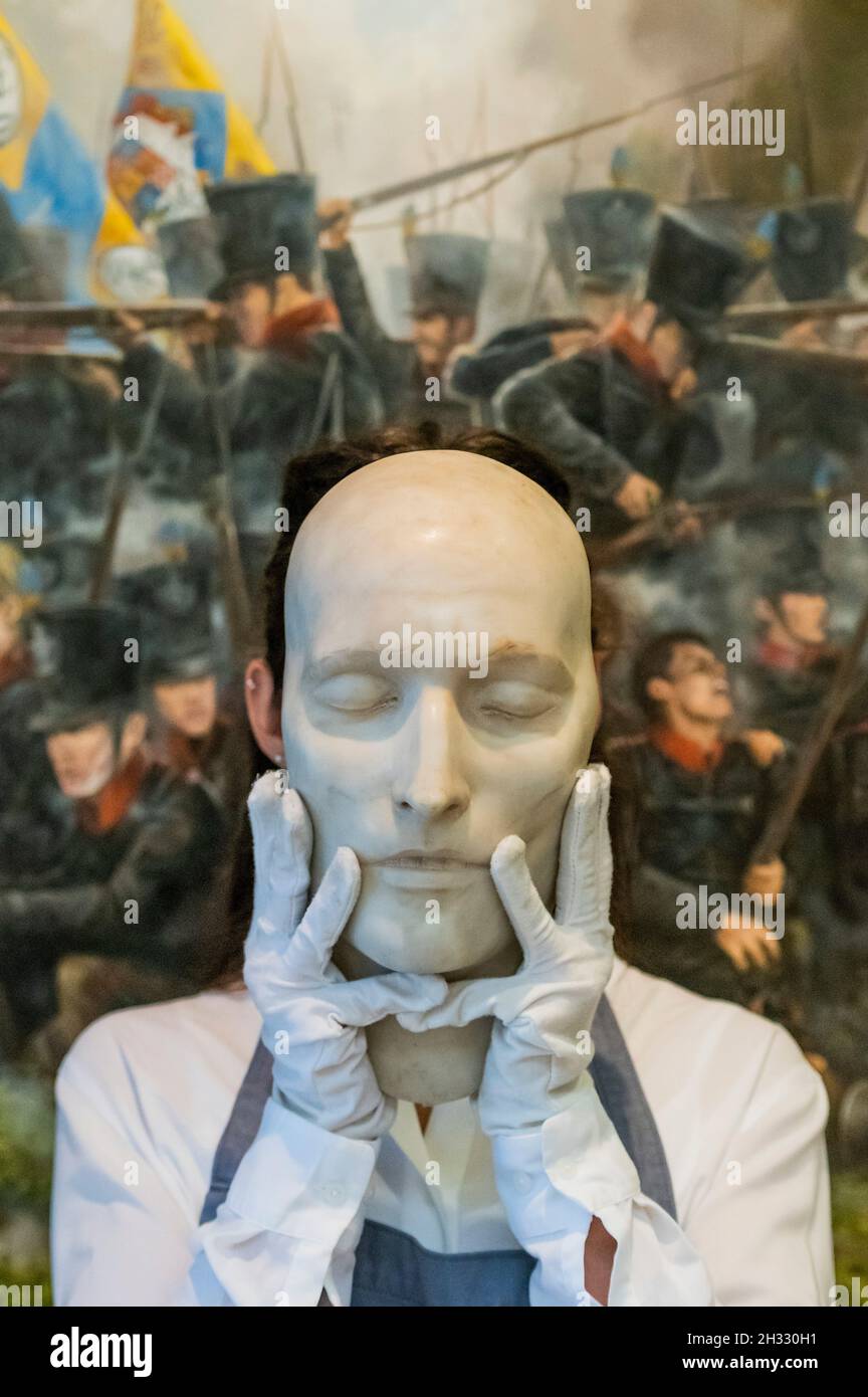 London, UK. 25th Oct, 2021. A marble death mask of Napoleon, Circa 1826 ...