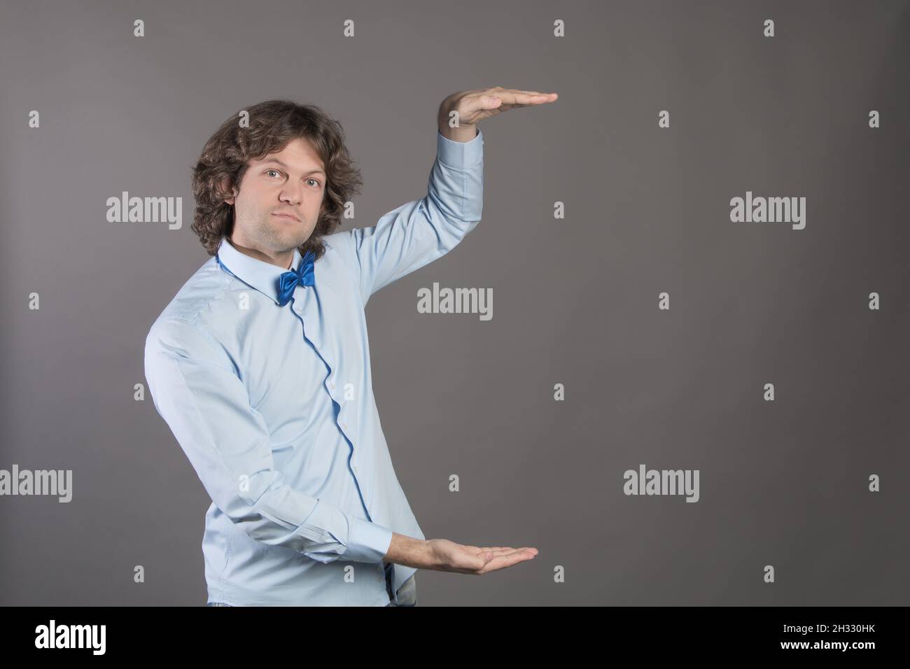 Adult male hands measuring something hi-res stock photography and ...