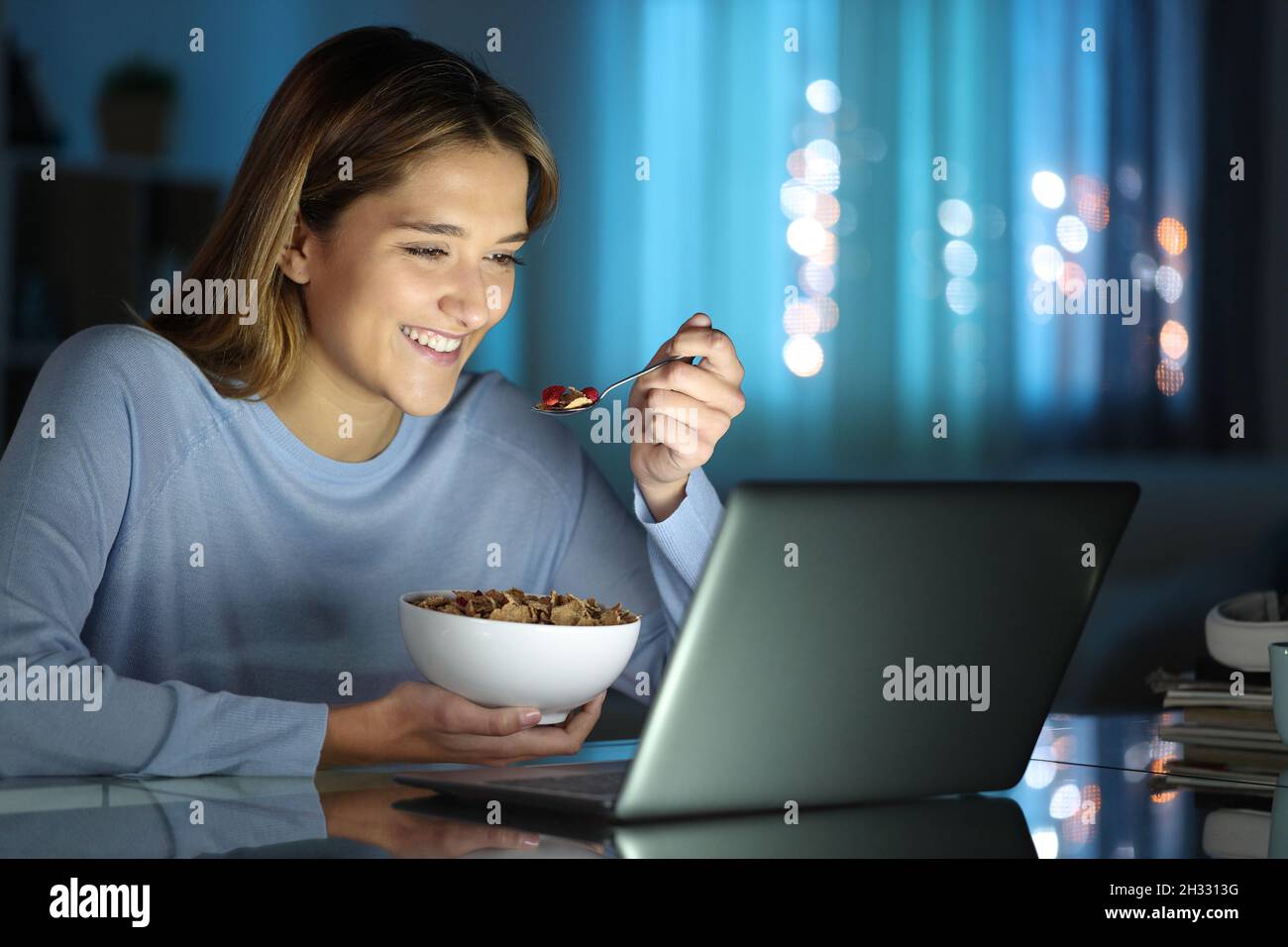 Eat at the computer hi-res stock photography and images - Alamy
