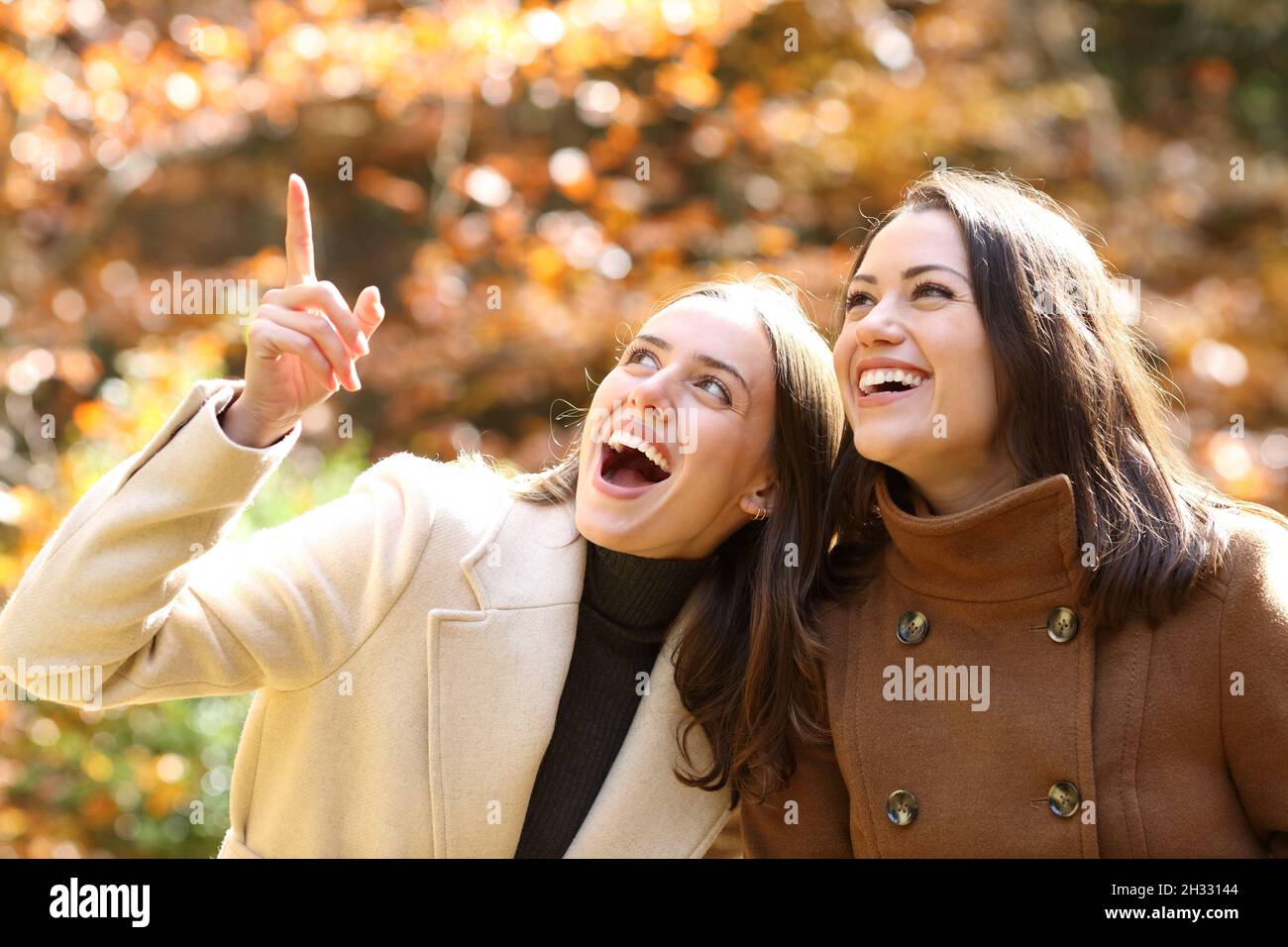 Group of girls laughing pointing hi-res stock photography and images ...