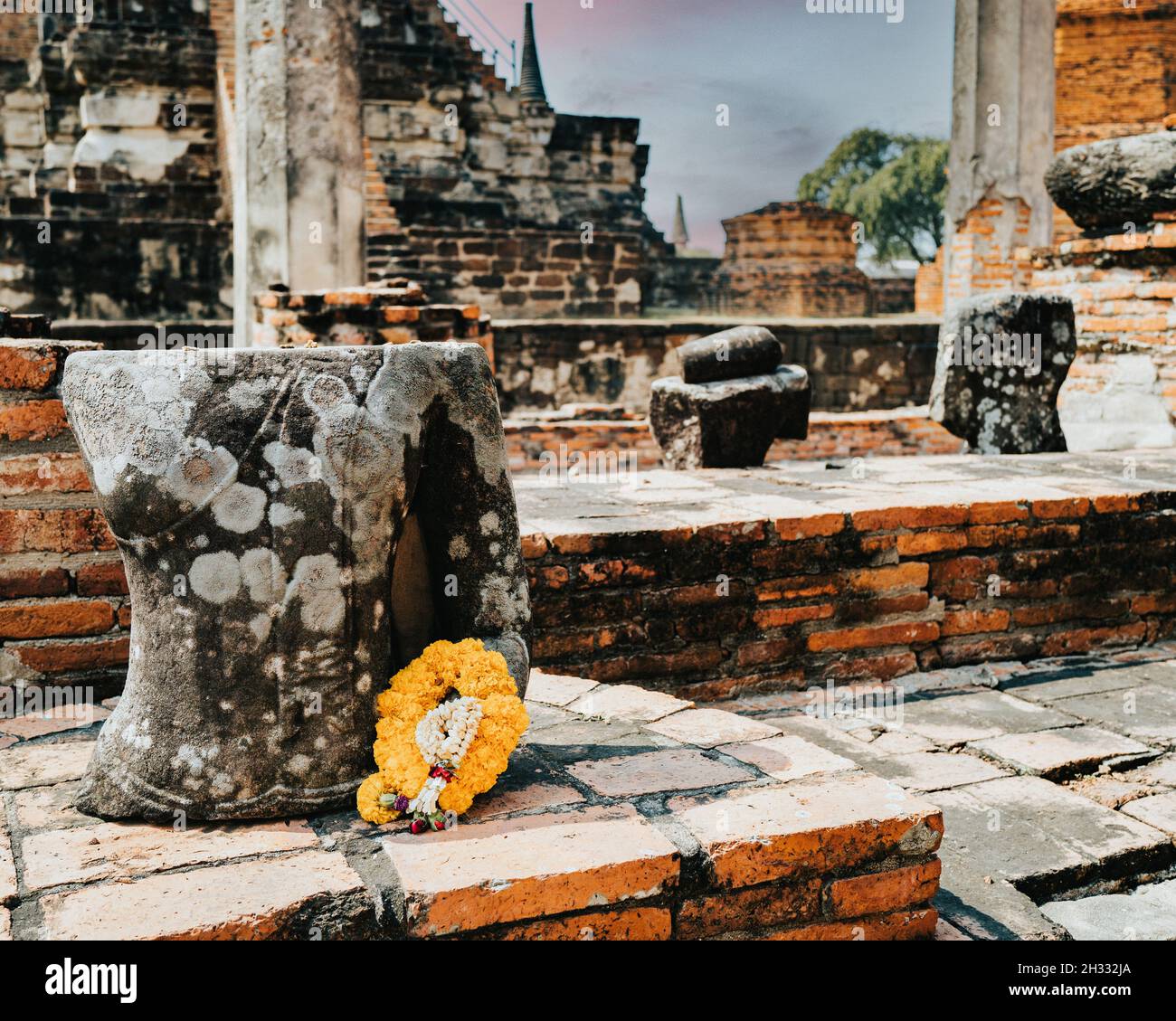 Yard old ancient temple hi-res stock photography and images - Alamy