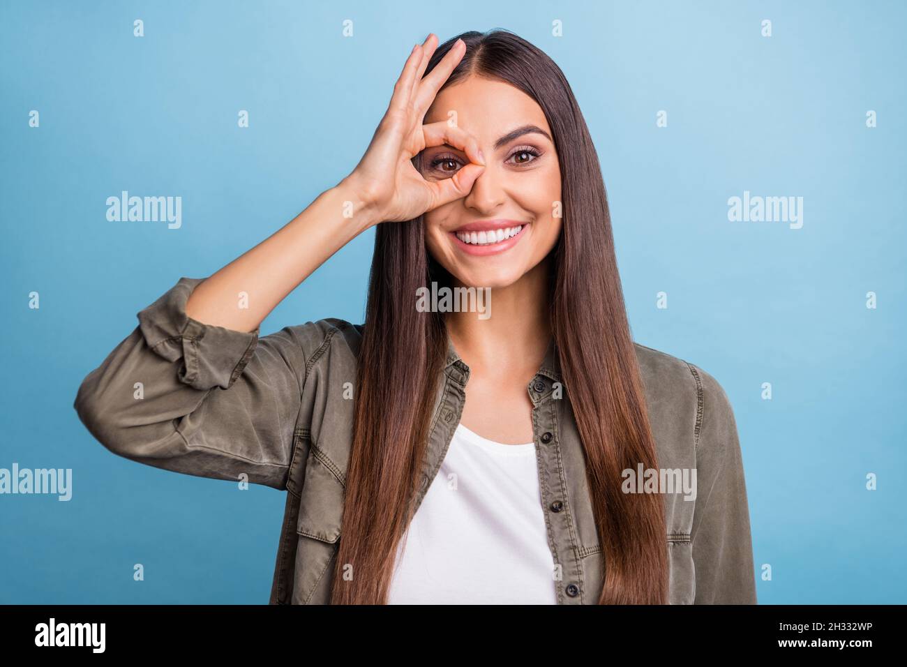 Photo portrait brunette woman smiling showing okay sign looking inside ...