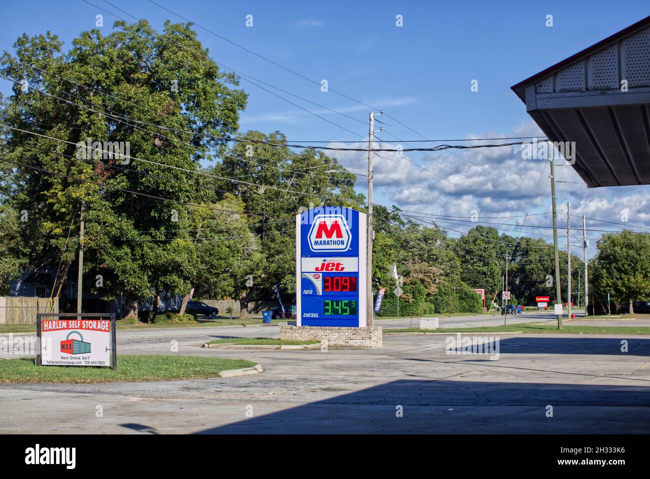 Red white and blue gas station sign hi-res stock photography and images ...