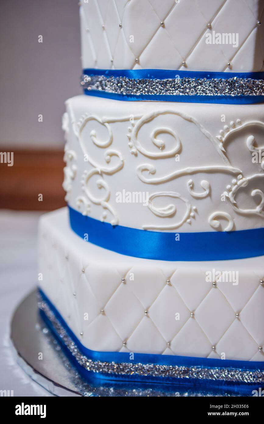 Vertical shot beautiful cake hi-res stock photography and images - Alamy