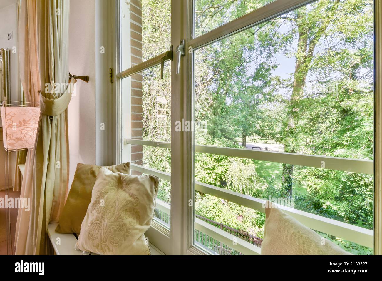 Beautiful window design in a modern house Stock Photo - Alamy
