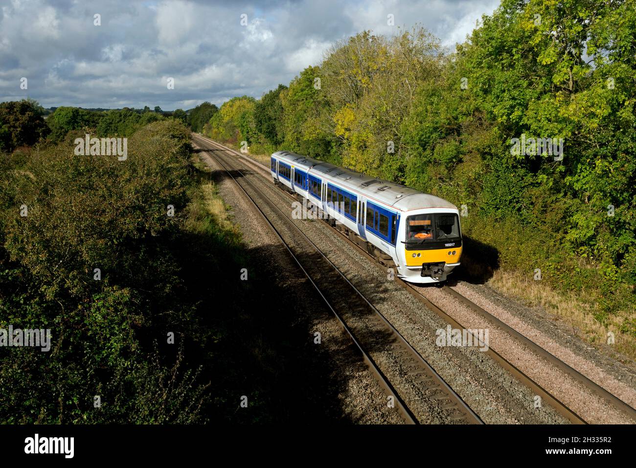 Chiltern Railways class 165 diesel train at Shrewley, Warwickshire ...