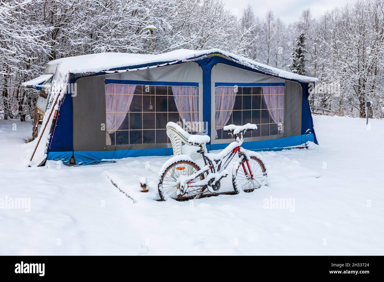 Winter snow camping site caravan hi-res stock photography and images ...