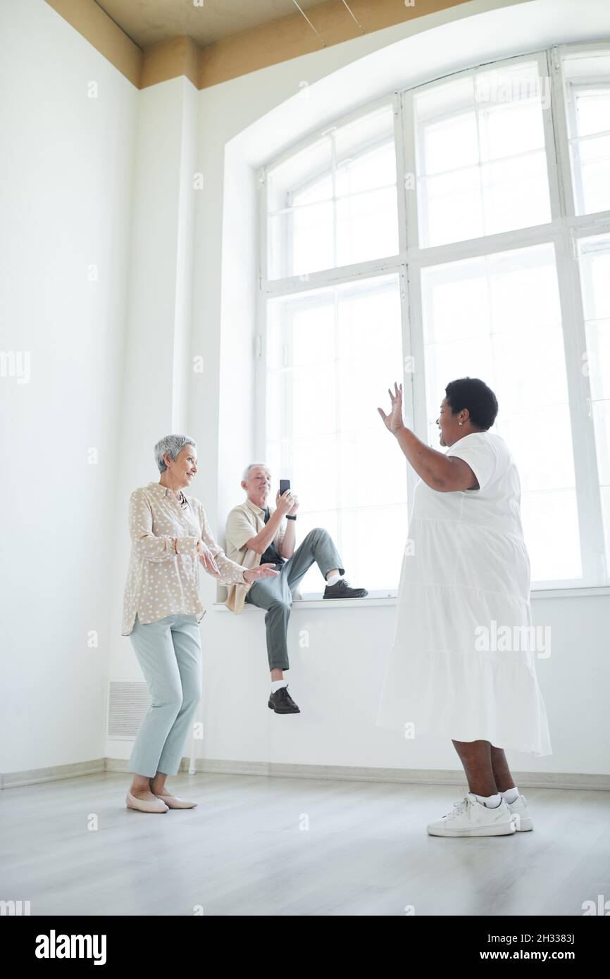 Group of seniors dancing hi-res stock photography and images - Alamy