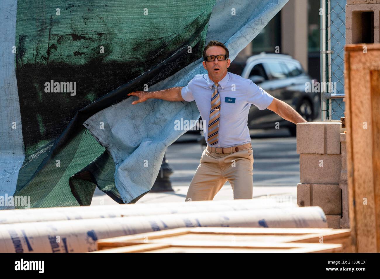 Free guy movie ryan hi-res stock photography and images - Alamy