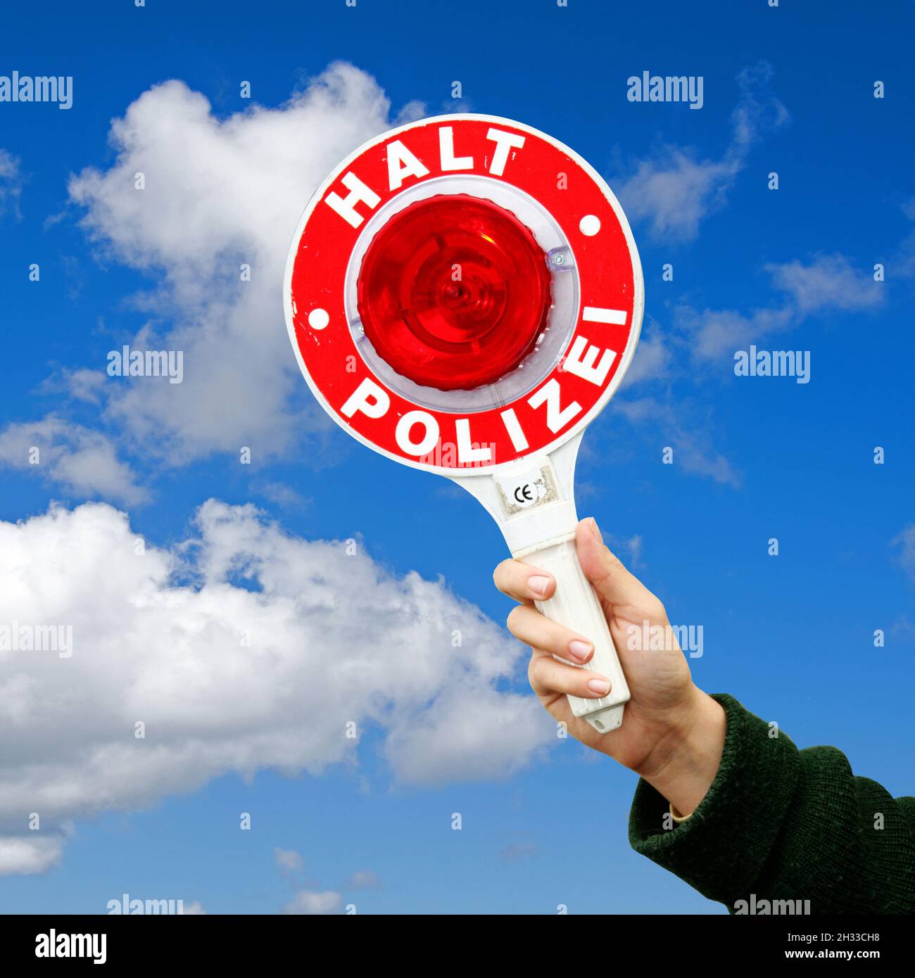 Eine Hand mit einer Polizeikelle, STOP, POLIZEI, Kontrolle ...