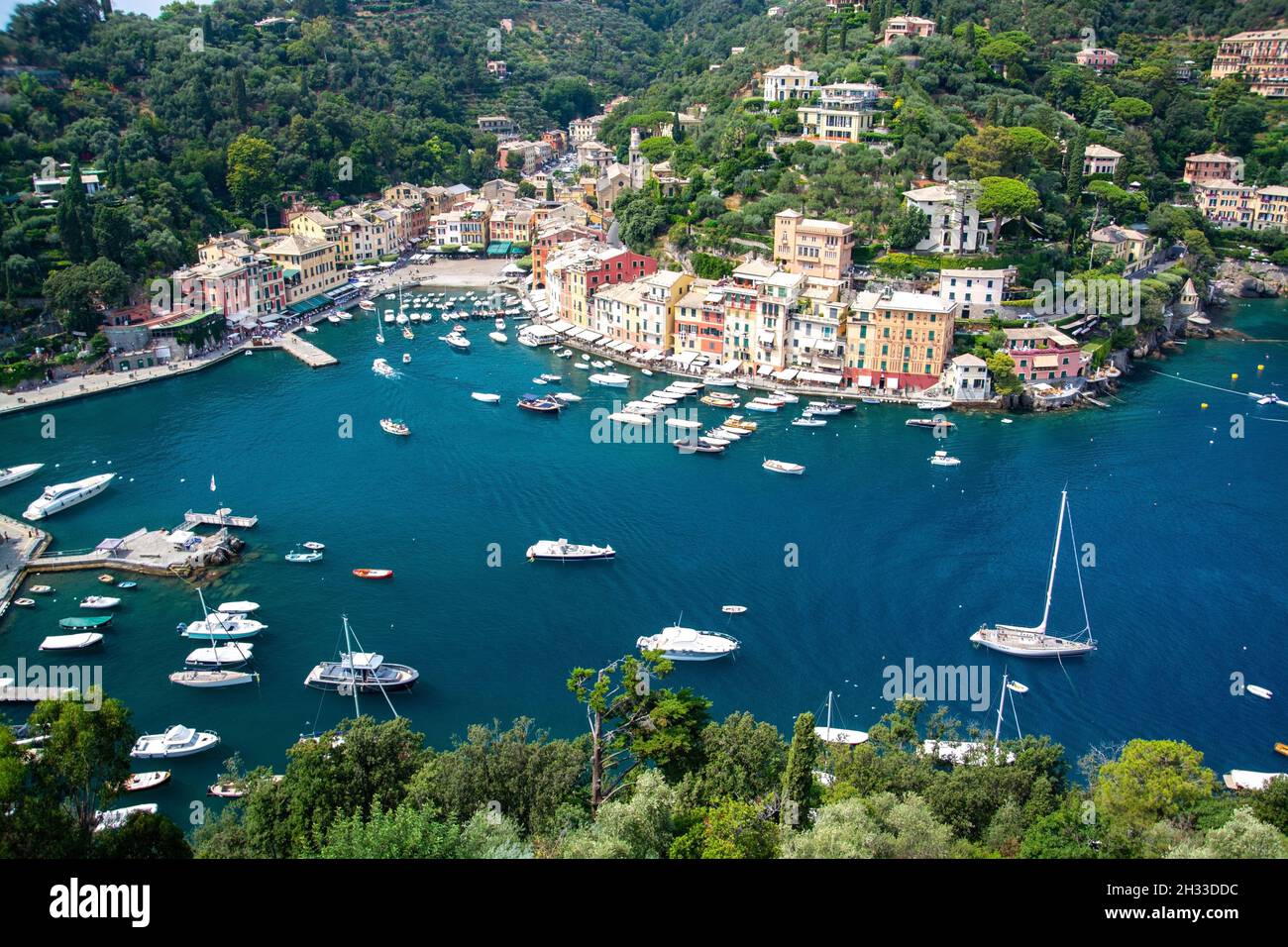 Portofino liegt im westlichen Abschnitt des Golfo del Tigullio an einer ...