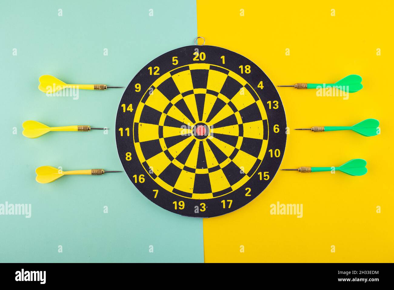 Target and goal concept with darts and arrows Stock Photo - Alamy