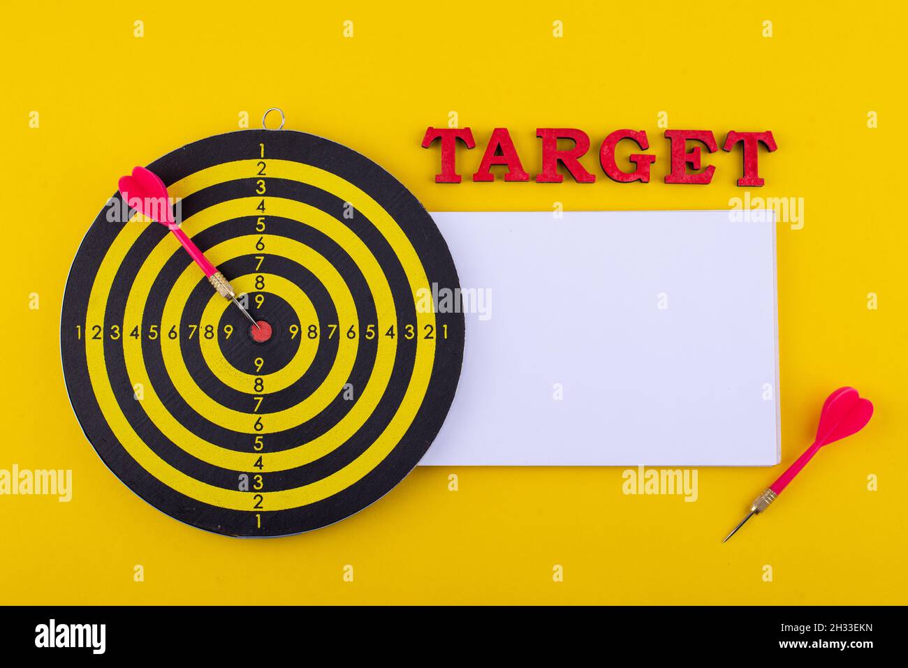 Target and goal concept with darts and arrows Stock Photo - Alamy