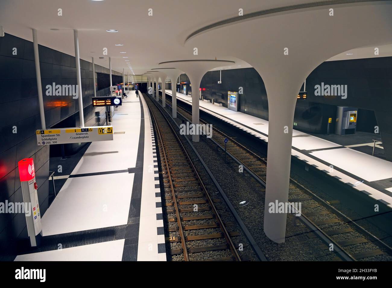 der neue Bahnhof "Rotes Rathaus" der U Bahn Line U5, Berlin ...