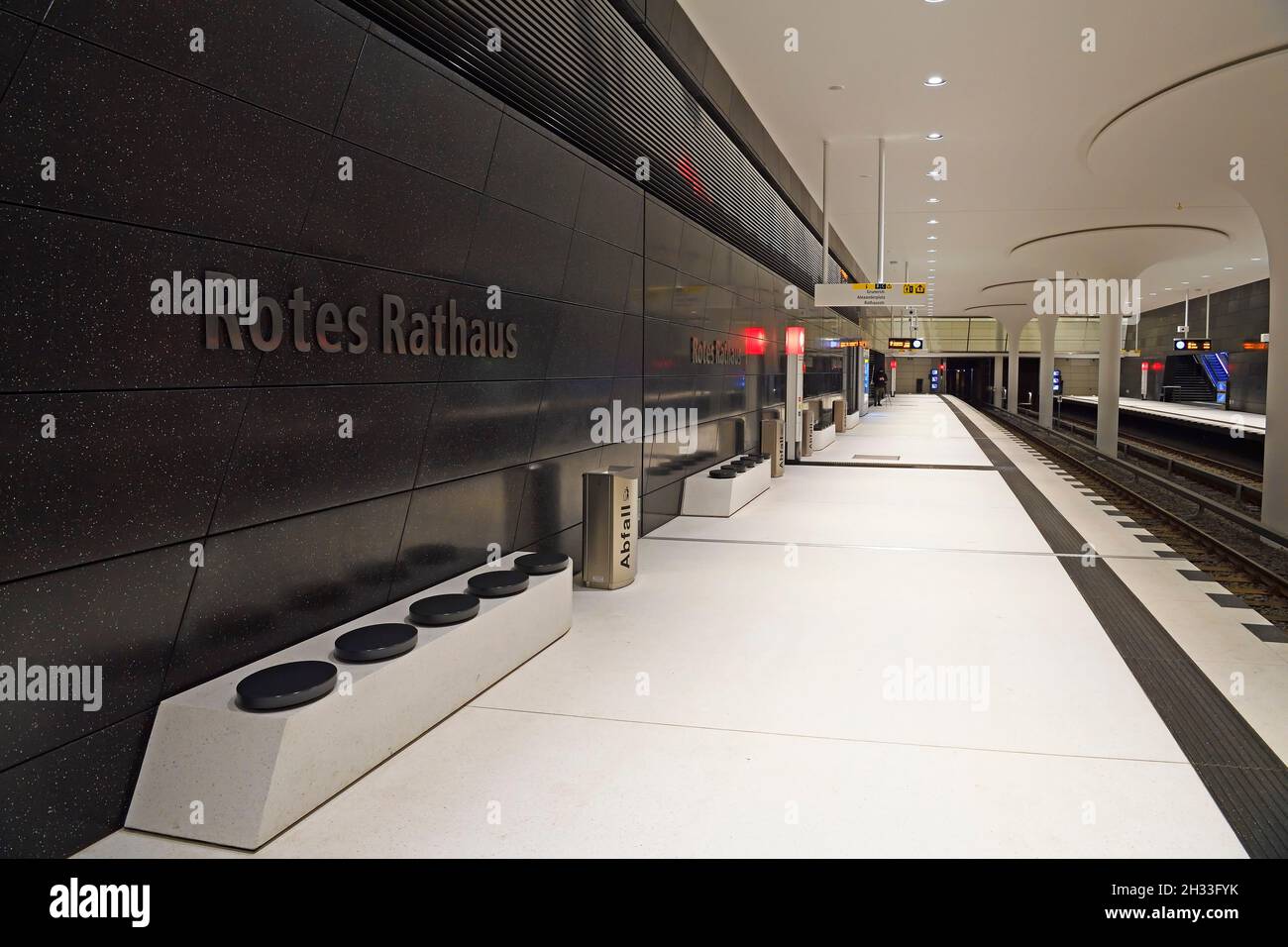 der neue Bahnhof "Rotes Rathaus" der U Bahn Line U5, Berlin ...