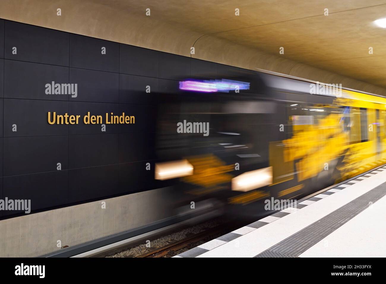 einfahrender Zug in den neuen Bahnhof "Unter den Linden" der U Bahn ...