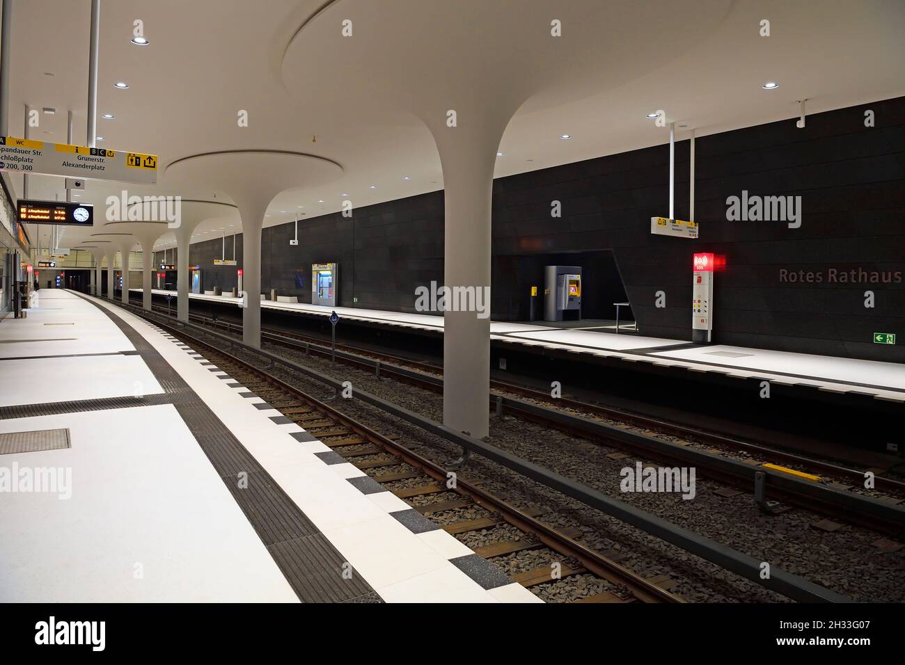 der neue Bahnhof "Rotes Rathaus" der U Bahn Line U5, Berlin ...
