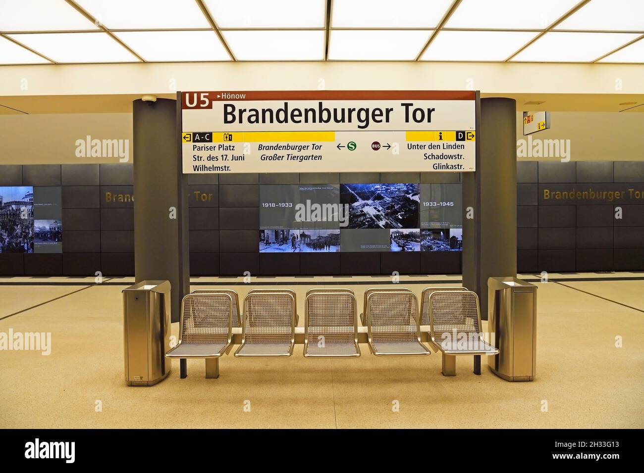 der neue Bahnhof "Bandenburger Tor" der U Bahn Linie U5, Berlin ...