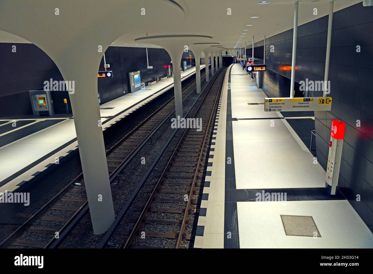 der neue Bahnhof "Rotes Rathaus" der U Bahn Line U5, Berlin ...