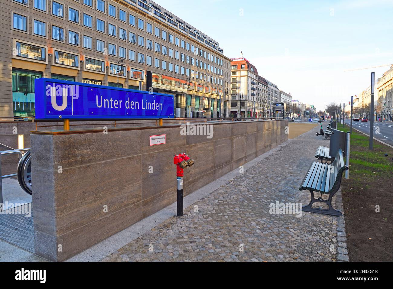 Außenzugang in den neuen Bahnhof "Unter den Linden" der U Bahn Linie U5 ...