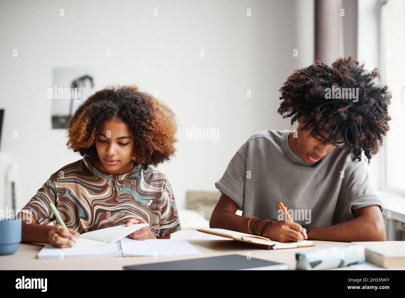 Teenagers studying hi-res stock photography and images - Alamy