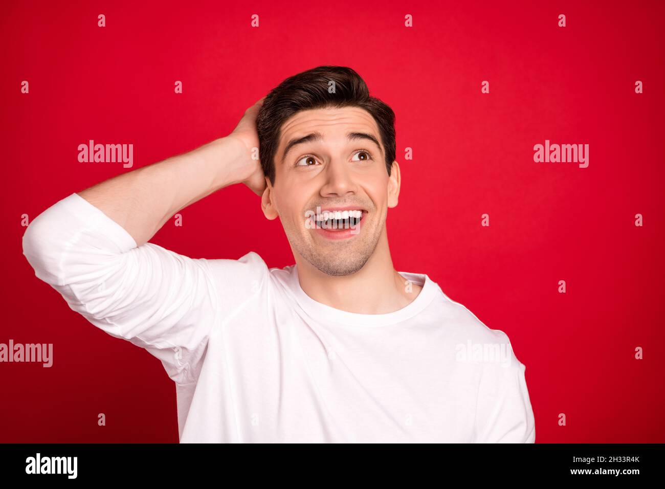 Photo portrait brunet in white shirt amazed looking empty space dreamy ...