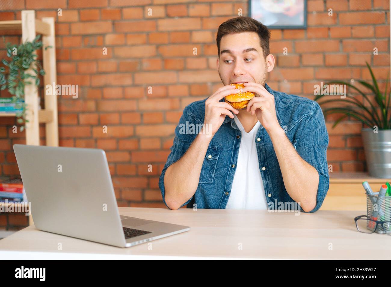 Fat guy at computer hi-res stock photography and images - Alamy