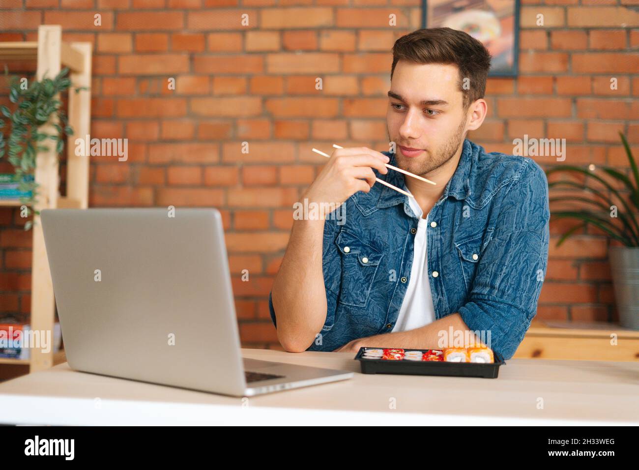 Man eating sushi hi-res stock photography and images - Alamy