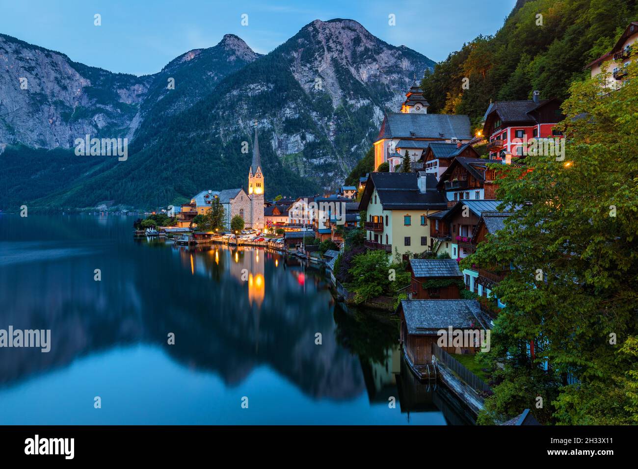 Scenic picture-postcard view of famous Hallstatt mountain village in the Austrian Alps ...