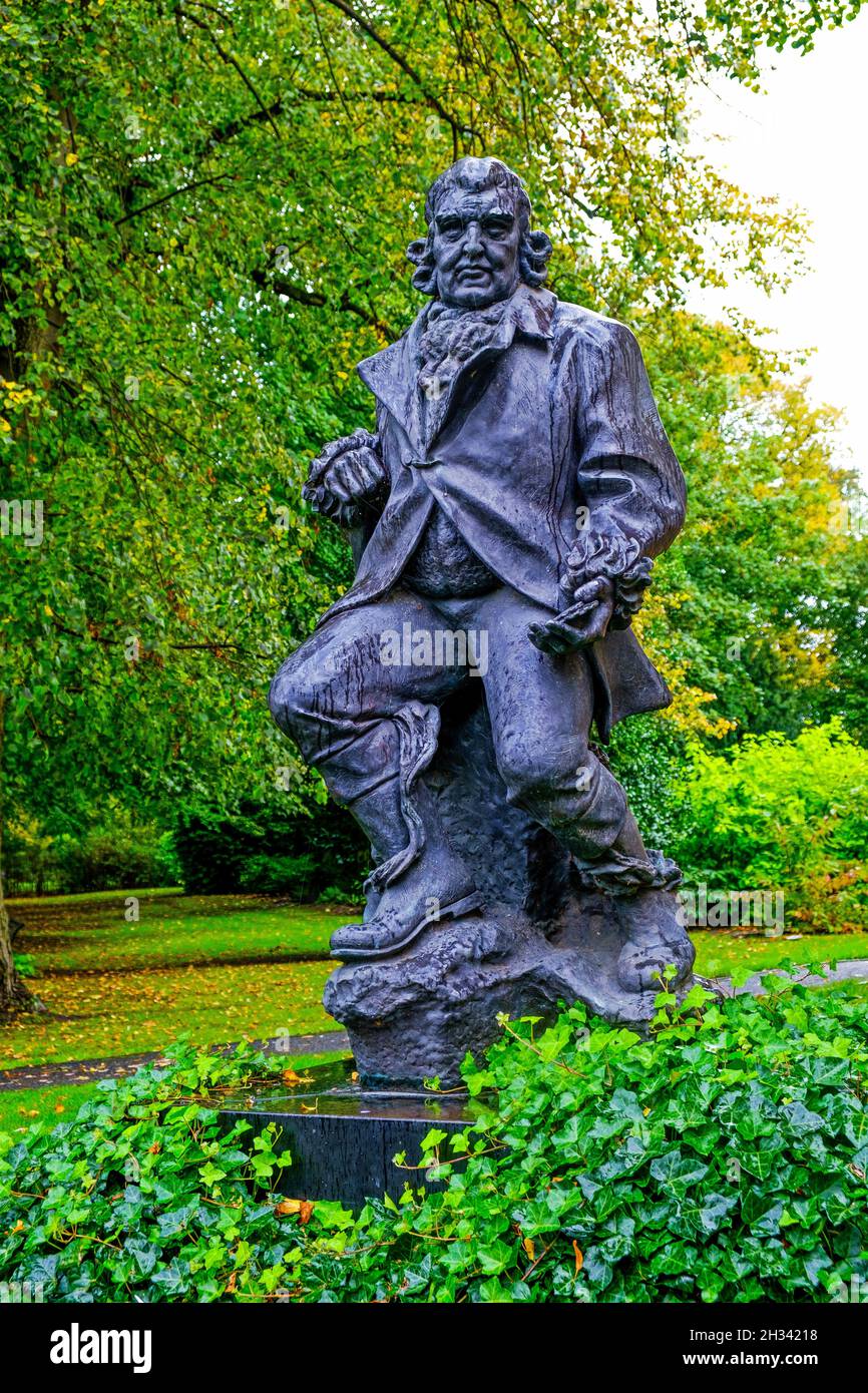 Statue of samuel johnson hi-res stock photography and images - Alamy