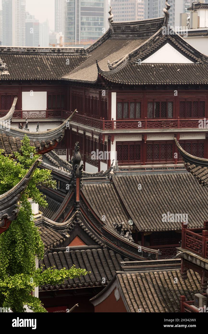 Clay roof tiles eaves detail hi-res stock photography and images - Alamy