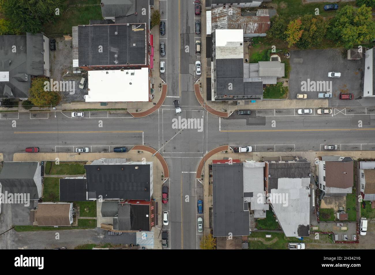 Cars on city straight road hi-res stock photography and images - Alamy